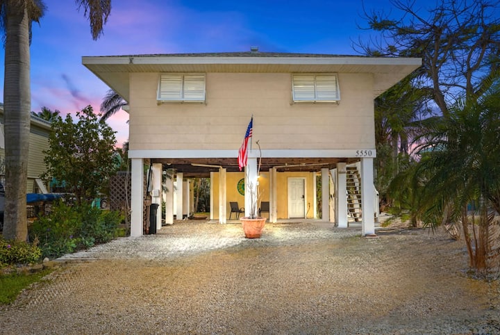 The Pink Palms Cottage *Walk To Beach* - Fort Myers Beach, FL