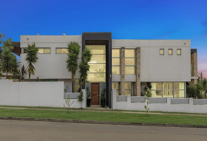 Luxury Architectural Retreat - 