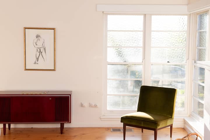 Peaceful Ainslie: Classic Comfort, Walk To Shops - National Folk Festival, Gungahlin