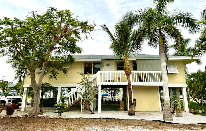 Old Florida Beach Cottage - *Walk To Beach* - 邁爾斯堡海灘