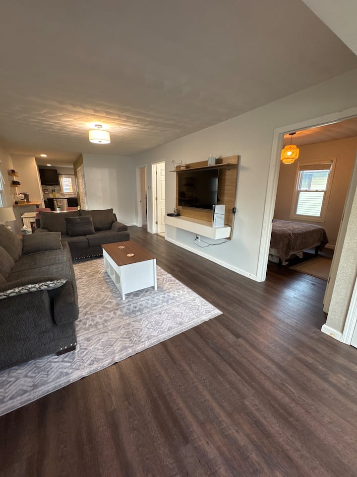 Notre Dame Proximity — Stylish 2br - Mishawaka, IN