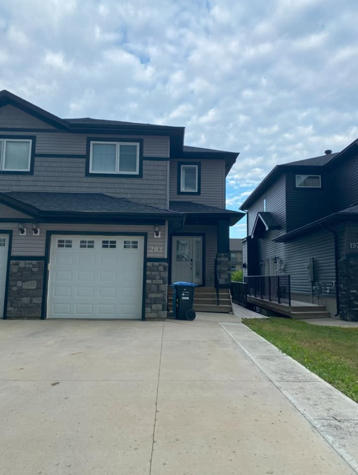 Entire Place 1 Bed Room Duplex House - Fort McMurray