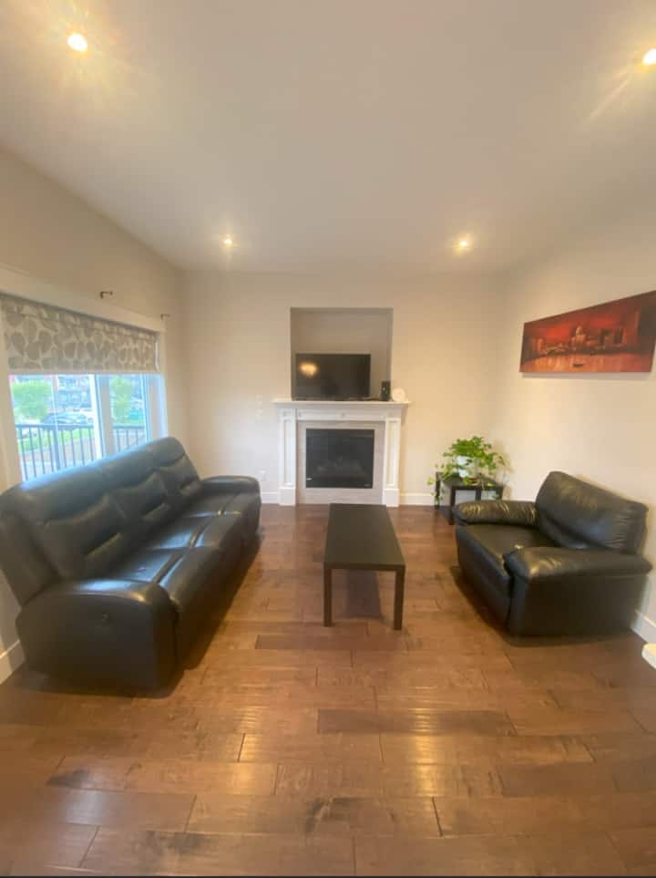Entire Place 2 Bed Room Duplex House - Fort McMurray