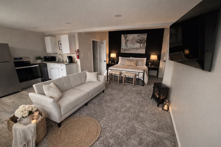 Riverfront Studio | Relax & Unwind - Bay City, MI