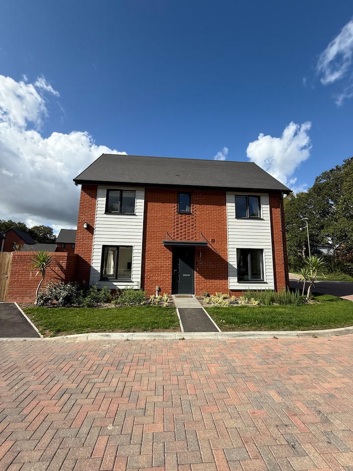 3 Bedroom Modern Comfortable Home With Jacuzzi - Hampshire