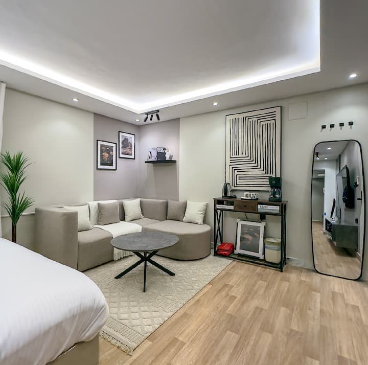 استديو واسع | دقيقتين مشي للبوليفارد + دخول ذكي - Riad