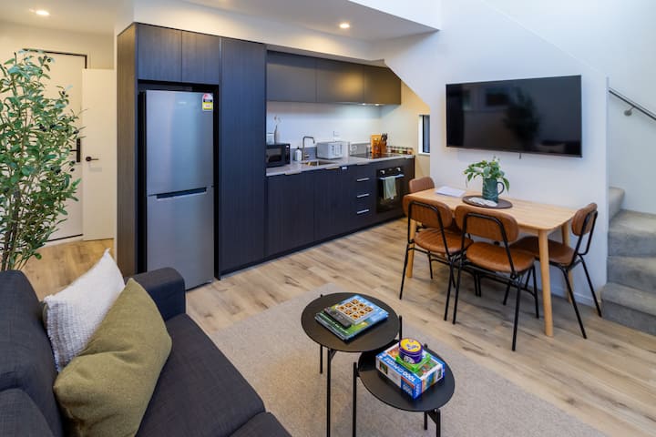 Executive Central City Townhouse With Parking - Christchurch