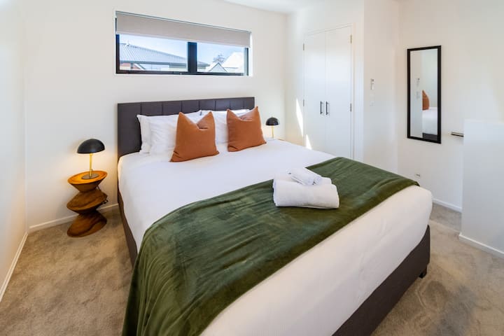 Executive Central City Townhouse With Parking - Christchurch