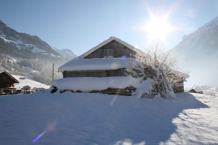 Altes, Einfaches Und Liebevolles Holz-chalet - Frutigen