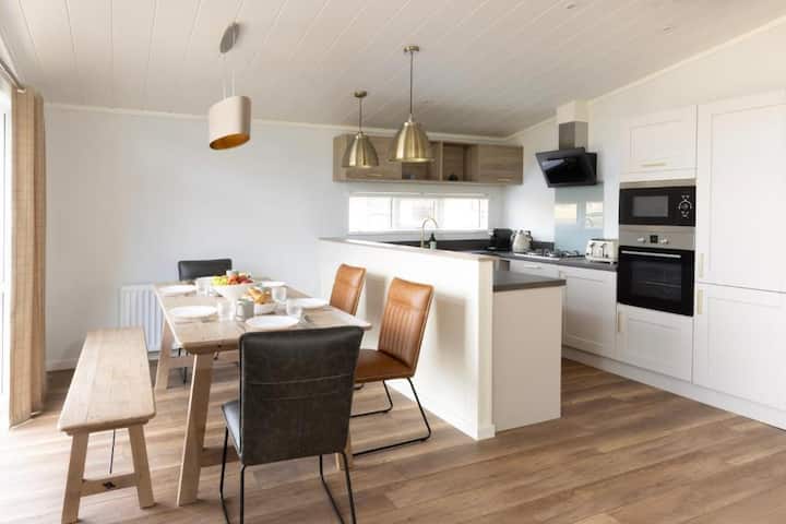 Lost Shore Surf Resort - Hilltop Lodge E - Queensferry