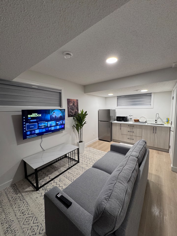 Cozy Loft-style Basement Near Downtown Edmonton - Edmonton, Canada