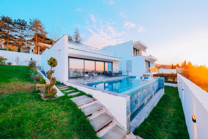 Isıtmalı Havuzlu Lüks Villa Dağ & Göl Manzarası - Sapanca