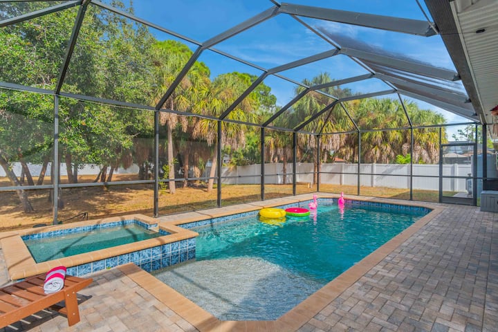 Cozy Oasis: Pool, Hot Tub, And Big Fenced Yard - North Port, FL