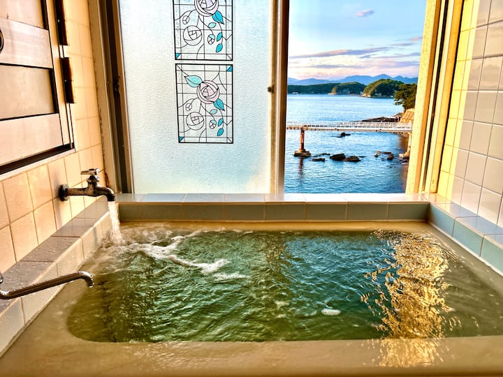 Ajisai
整套57㎡别墅式公寓
海中展望塔一线海景
83°温泉入户 - 田邊市