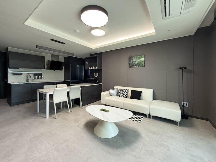 [공감공간Od4)9-2
신축호텔#방2/화2#야경전망#이케아도보5분#가족숙소#기장#송정 - Busan