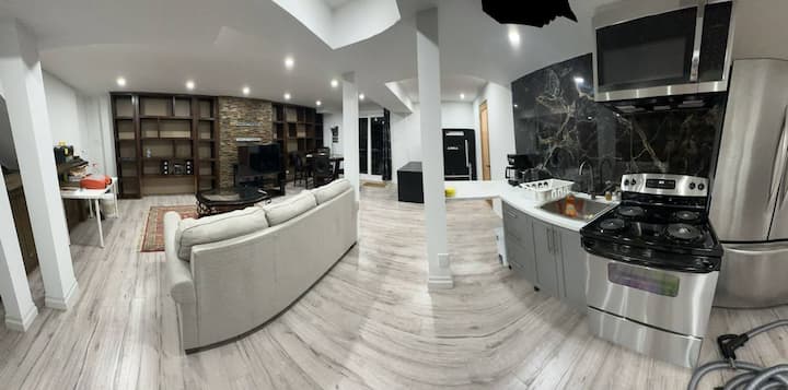 Freshly Renovated 1 Bedroom | Cozy & Convenient - Aurora