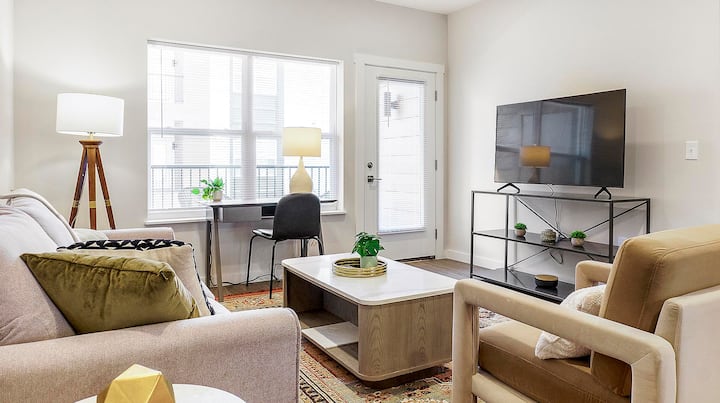 Landing | Chic 1bd, Clubhouse, Pool - Avon, IN