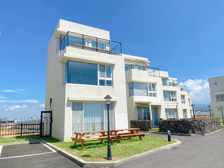 애월해안도로1분/오션뷰/바베큐가능/방4개 퀸침대4개화장실3개/12인용대형식탁 - Jeju-si