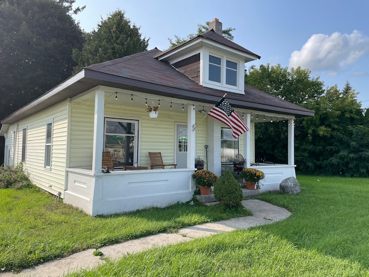 Nibi House - In Town Home, Fire Pit & Pet-friendly - East Jordan, MI
