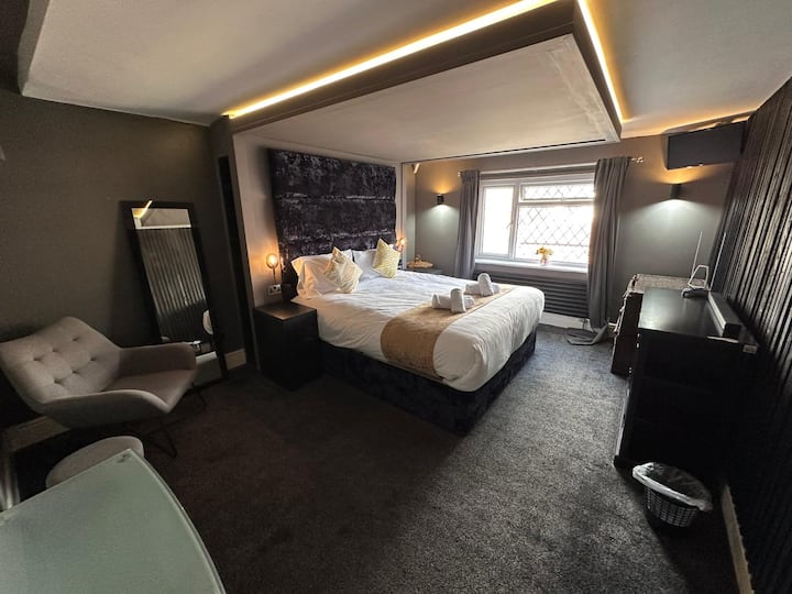 Modern Family Home, Jacuzzi Bath + Private Parking - Manchester