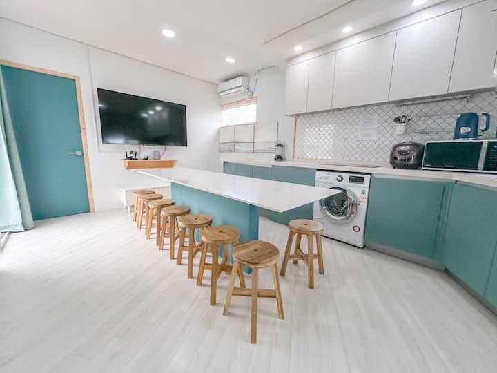 오픈 한달간 특별할인 복층방3개화장실2개 단독주택 바다보이는 건물넷플릭스가능 뷰맛집 아늑한 - Jeju-si