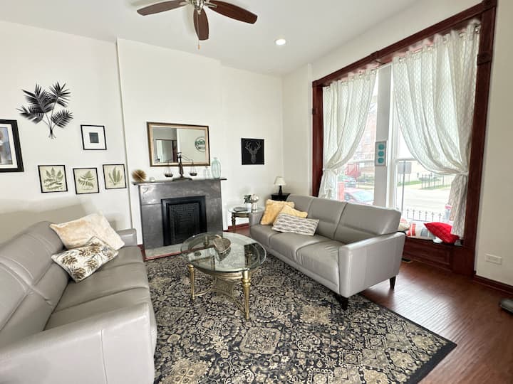 Spacious 7-br House For 13 Guests, Prime Location - Illinois