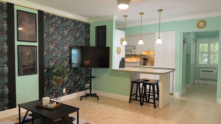 Sea Breeze Studio: Beach Views, Excellent Location - Marco Island, FL