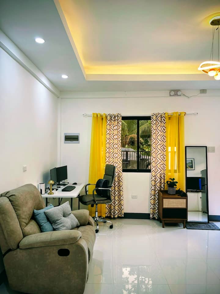 Apt W/ Lux Bathroom & Functional Workspace - Dumaguete