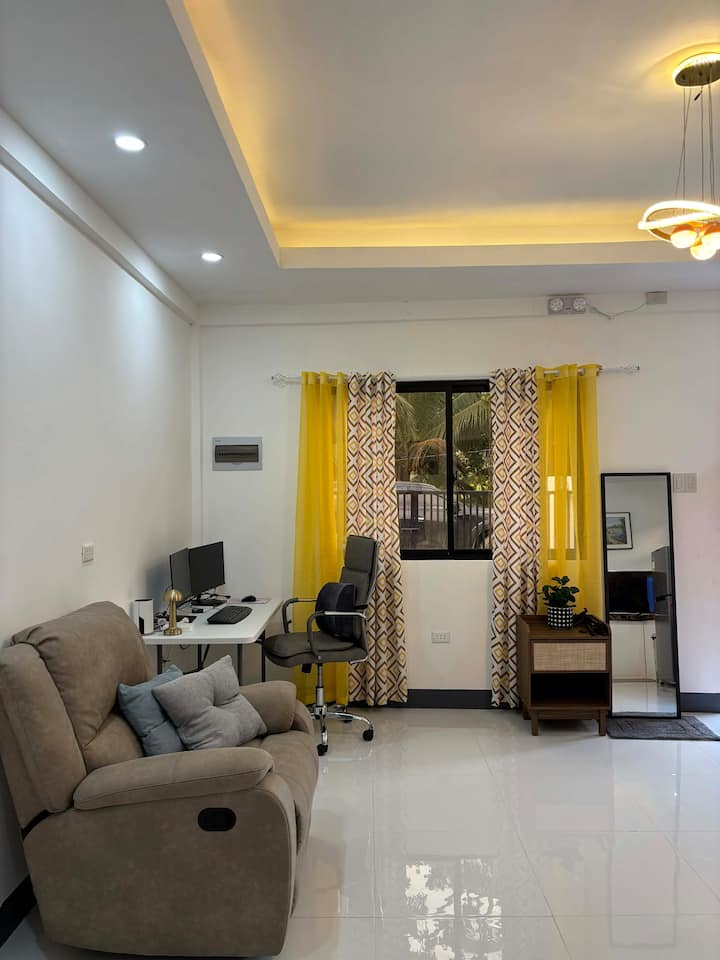 Apt W/ Lux Bathroom & Functional Workspace - Sibulan