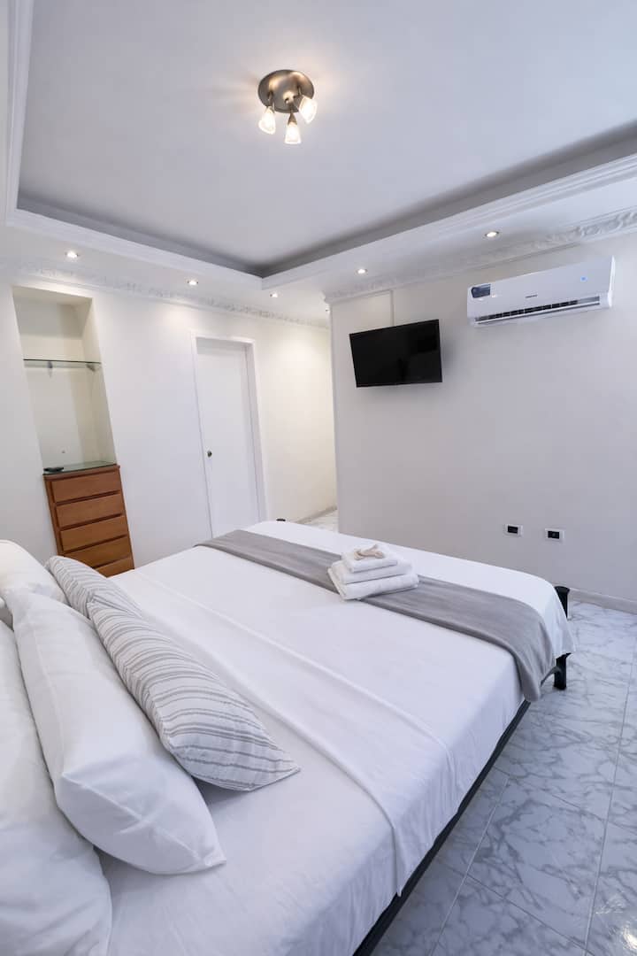 Acogedor, Centrico | 2 Hab 2 Ba Smartv Ac Wifi. - Venezuela