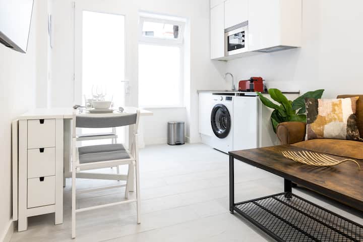 Julián Besteiro 9 Izqda By Jd - Madrid