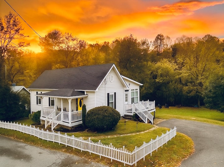 The Whimsical Wand, Creekside Cozy Magical Stay - Walland, TN