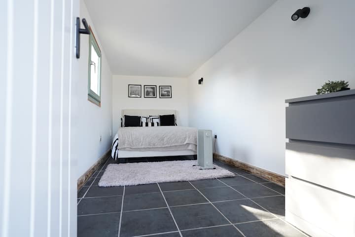 Private Double Bedroom Container With Sauna Access - Warminster