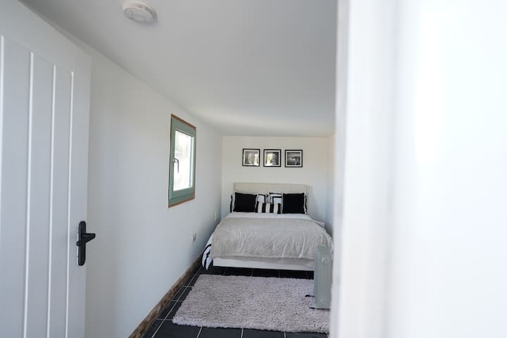 Private Double Bedroom Container With Sauna Access - Warminster