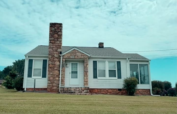 Small & Quaint Located Near Hospital/colleges/mall - Winston-Salem, NC