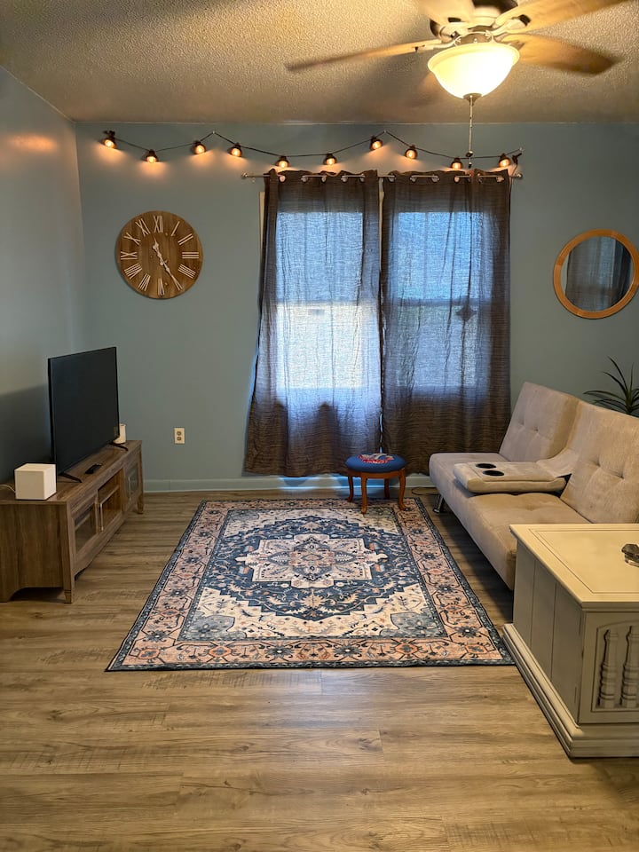 Budget Friendly, 2 Bedroom. Central Decatur. - Decatur, IL