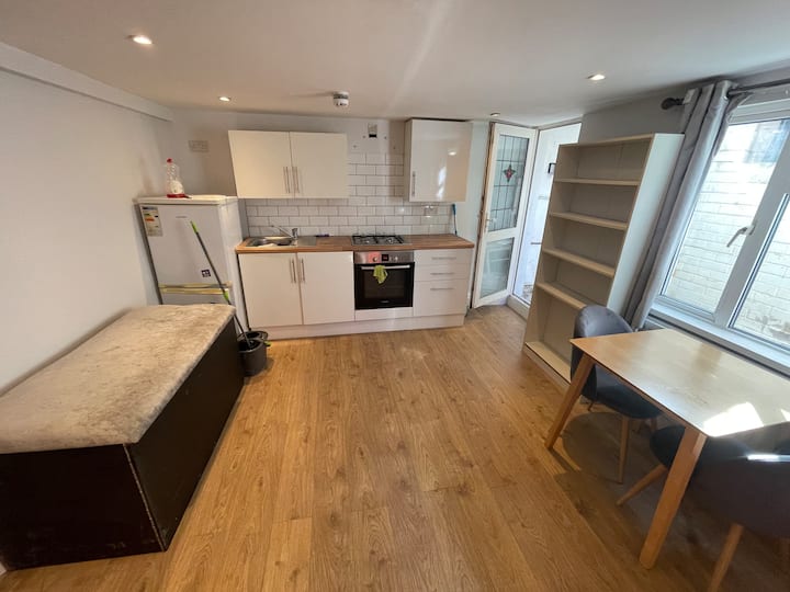 1 Bedroom Flat With Own Entrance - Reading