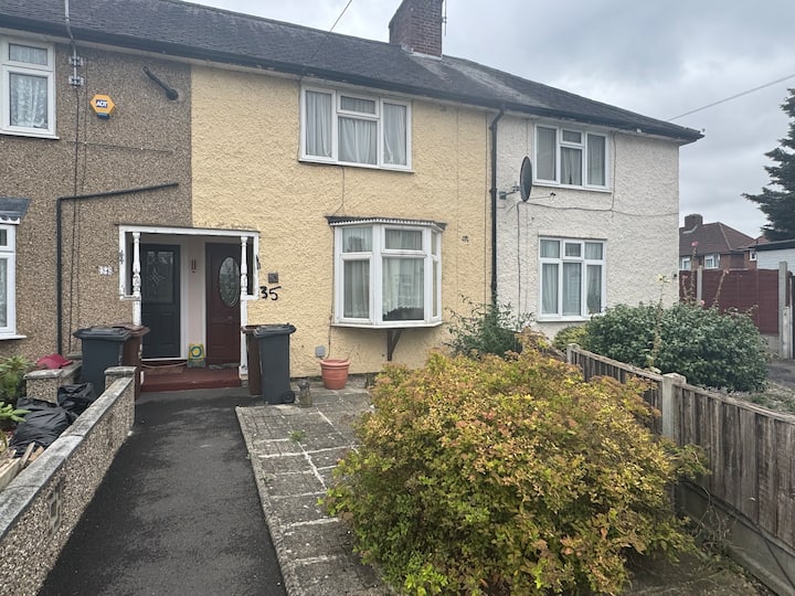 2 Bedroom House - Short Term Let Available - Ilford