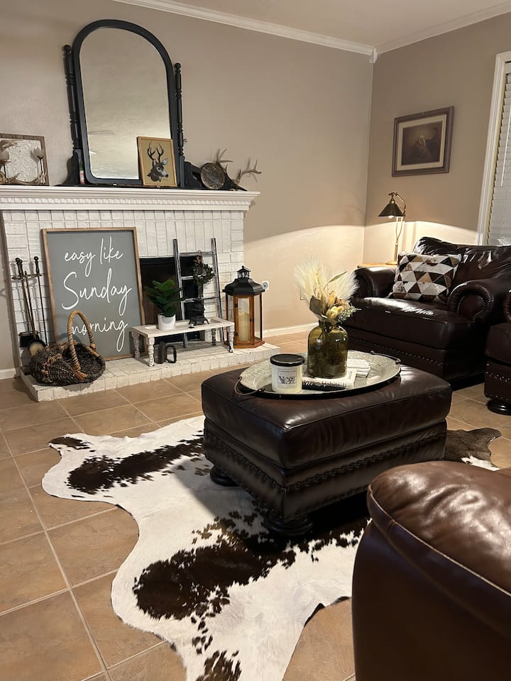 Game On & Giddy Up! World Cup & Rodeo Prime Stay - Pasadena, TX