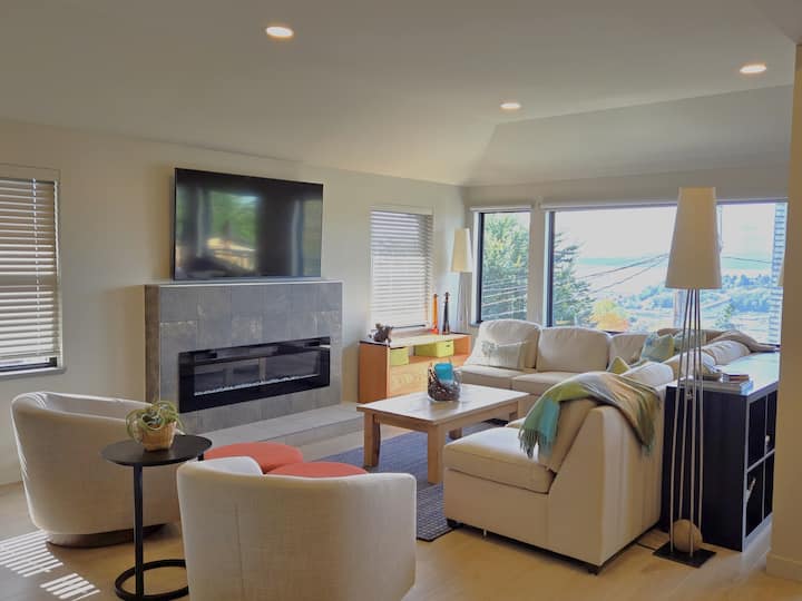 Bright & Airy Upper Queen Anne Home With A View - Seattle, WA