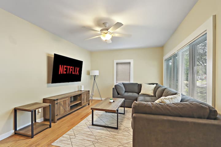 Charming Waukegan Getaway | 4bdr 2bth House - Waukegan, IL
