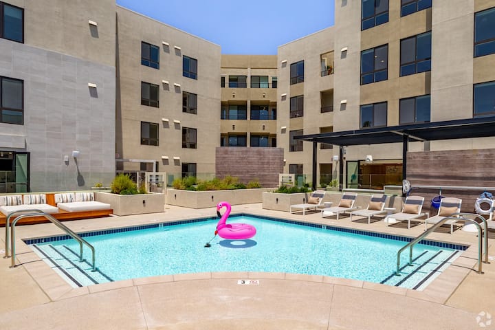 Modern Corner Unit with & Prime City Views - Apartments for Rent in ...