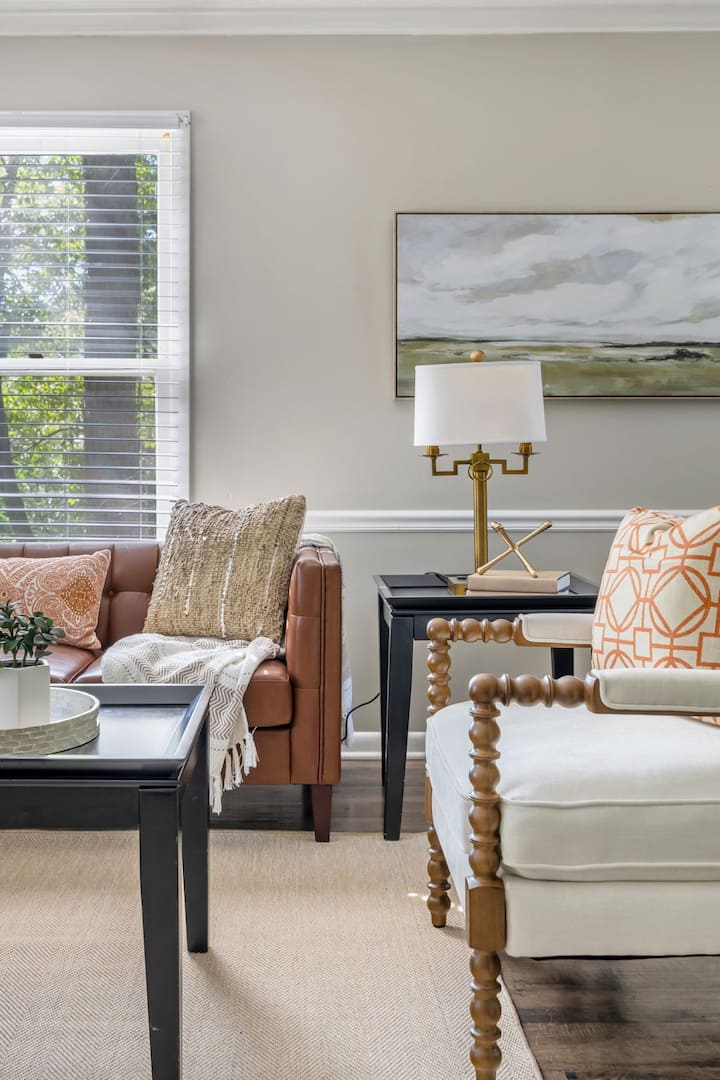 Bright & Stylish Retreat W/workspace + Cozy Lounge - Greensboro, NC