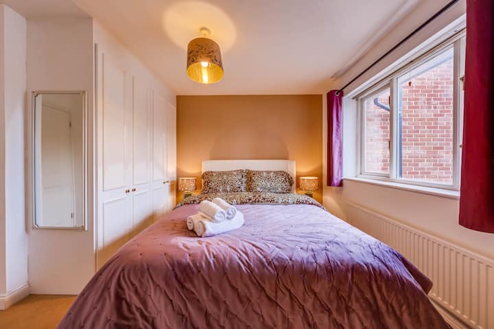 Spacious 3-bedroom House W/ Garden & Car Parking - London