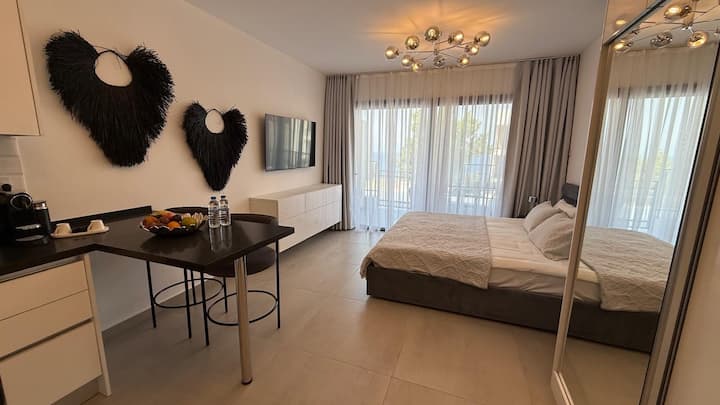 Exklusive Ferienwohnung Mit Zugang Zum Pool - Кирения