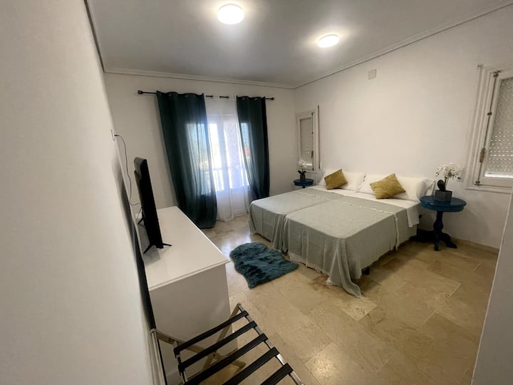 Habitación Luminosa Y Acogedora En Alicante - Alicante