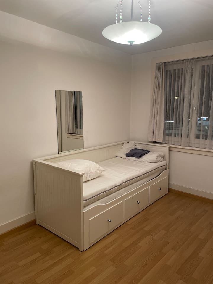 Zimmer Direkt Am Bahnhof Oerlikon - Zürich