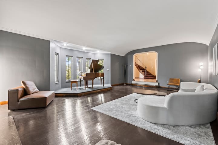 Elegant Detroit Mansion With Spa+retro Speakeasy - Detroit, MI