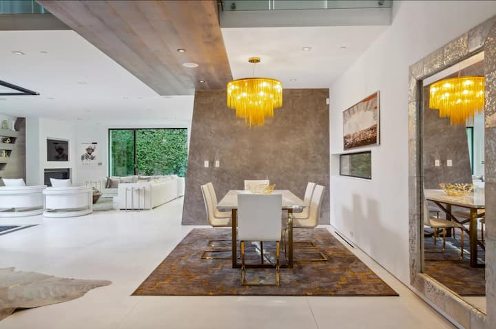 Modern Home With Pool And Jacuzzi. - Beverly Hills, CA