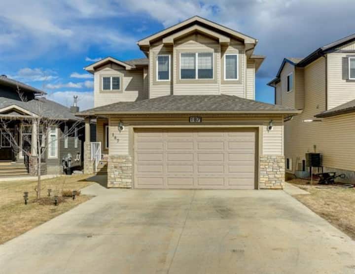 Cozy 1 Bedroom Walkout Suite With Full Kitchen - Fort McMurray